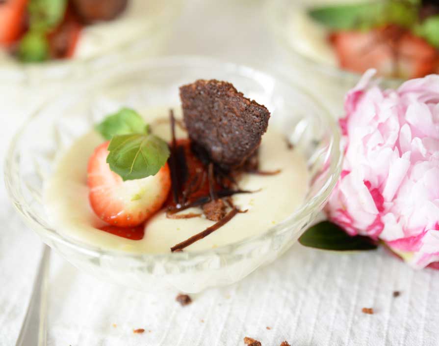 Mascarponemousse met gemarineerde aardbeien en kletskoppen | Oil & Vinegar